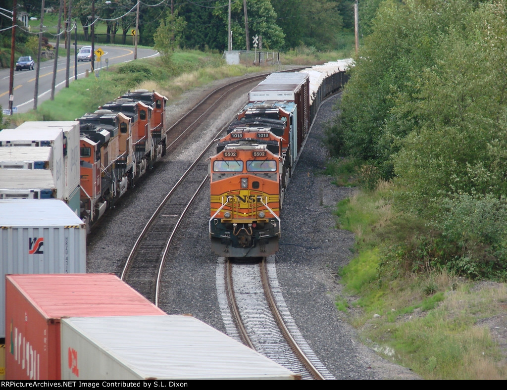 BNSF 5507 West meets BNSF 5502 East